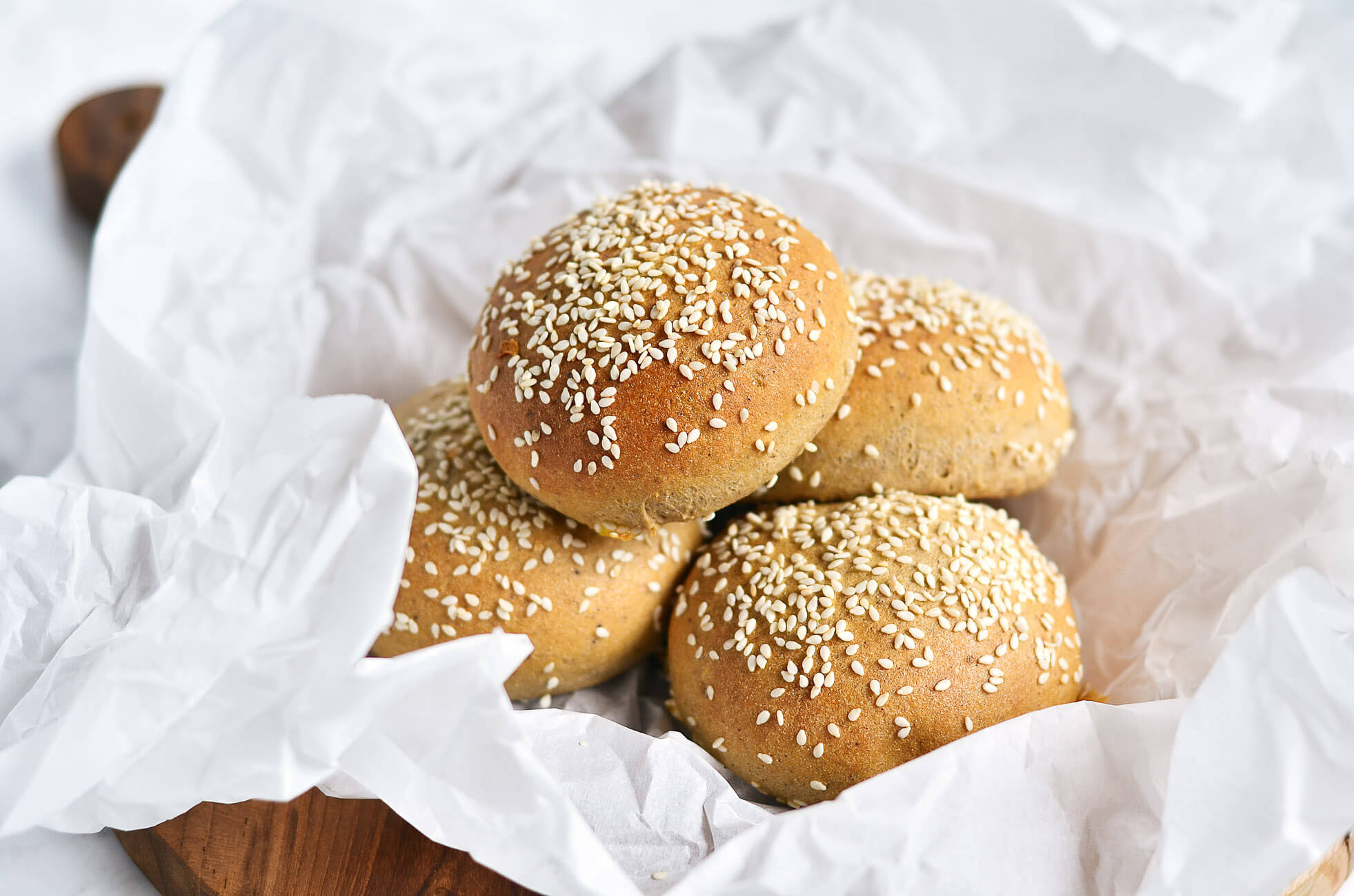 Szezámmagos kukoricalisztes zsemle - Recept & Rejtvény Magazin